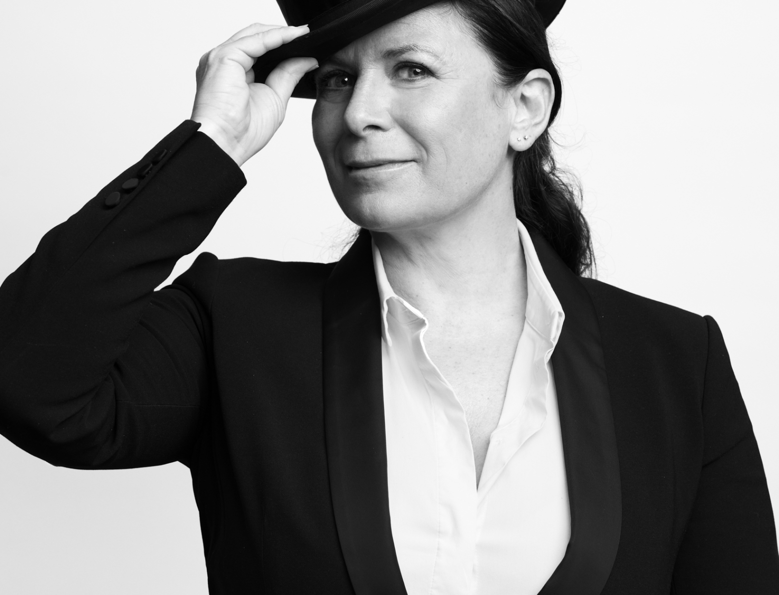 SÆSON 2023-24: CAMILLA BENDIX SÆTTER SIN HAT SOM HUN VIL - Teatret ved ...